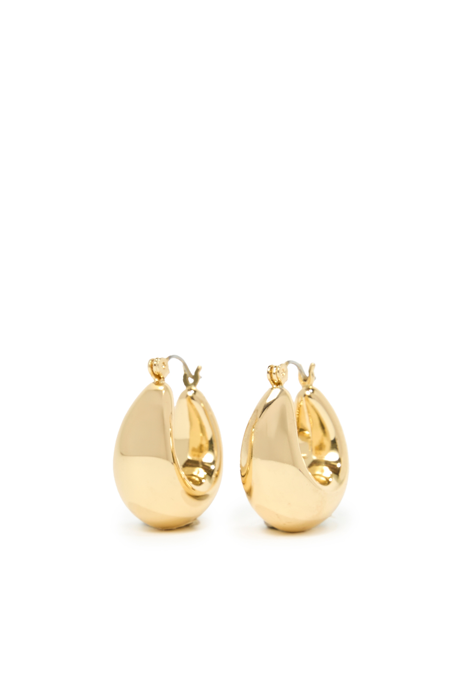 Scoop Hoops in Gold | DAILYLOOK