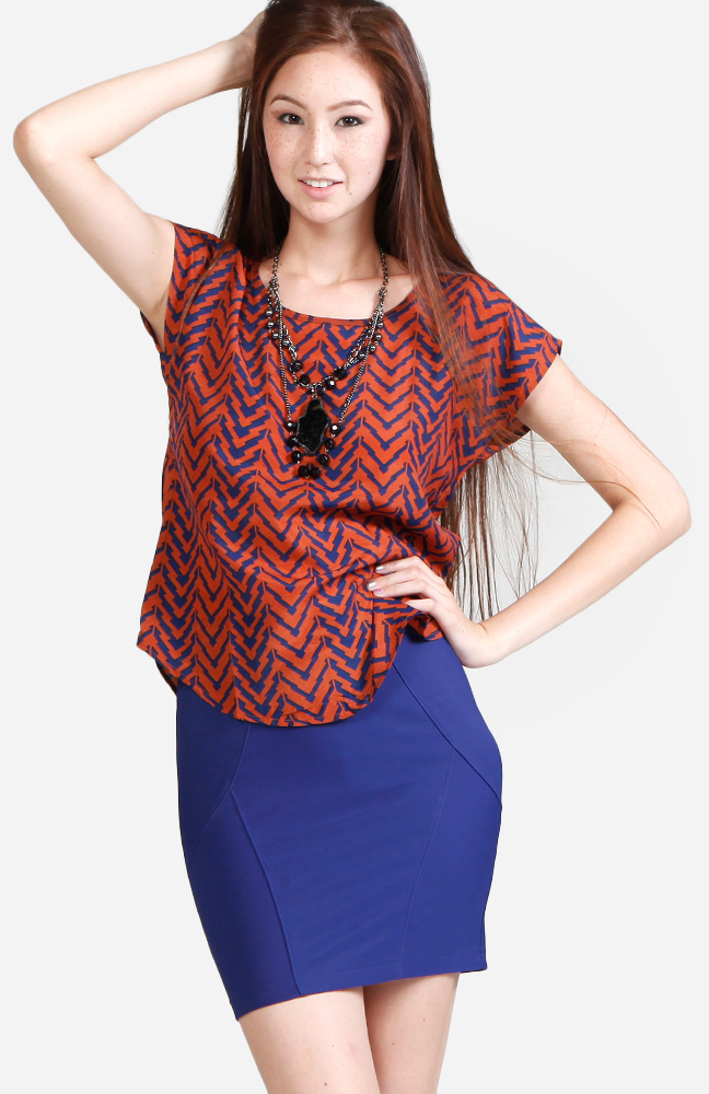 Chevron Top in Navy | DAILYLOOK