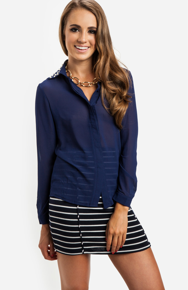 Pearl Collar Top in Navy | DAILYLOOK