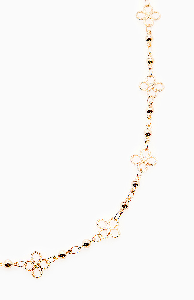 Delicate Clover Chain Necklace in Gold | DAILYLOOK