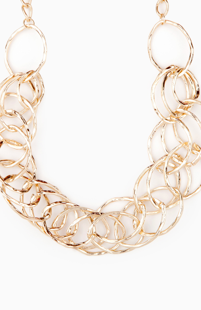 Overlapping Ring Necklace in Gold | DAILYLOOK