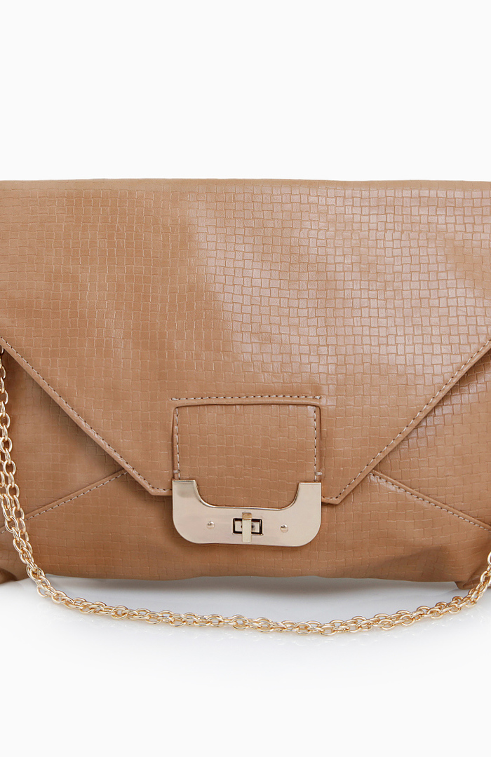 Woven Treasure Clutch in Beige | DAILYLOOK