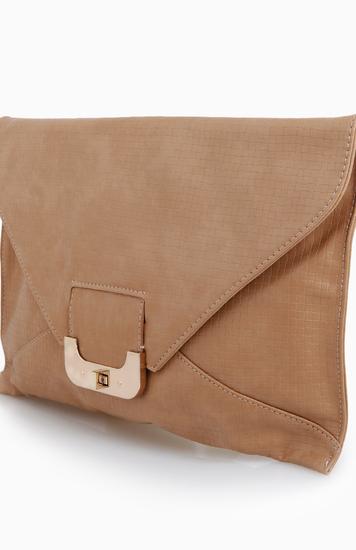 Woven Treasure Clutch in Beige | DAILYLOOK