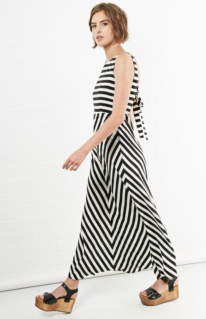 Olive And Oak Sleeveless Striped Maxi Dress In Black White Dailylook