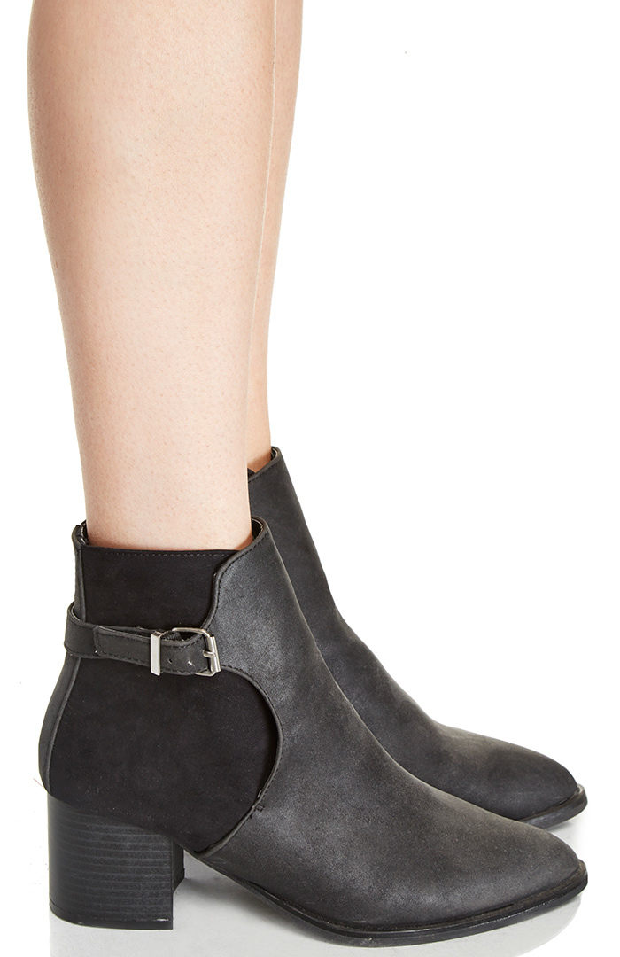 Chunky Heel Booties in Black | DAILYLOOK
