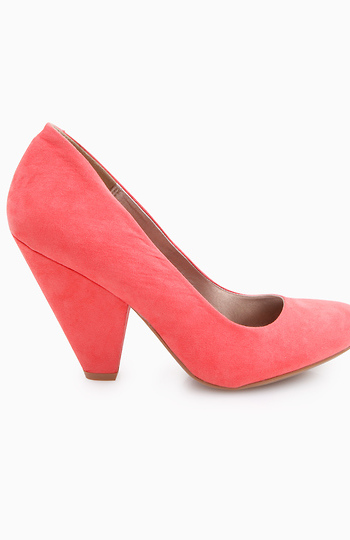 Retro Coral Pumps in Coral | DAILYLOOK