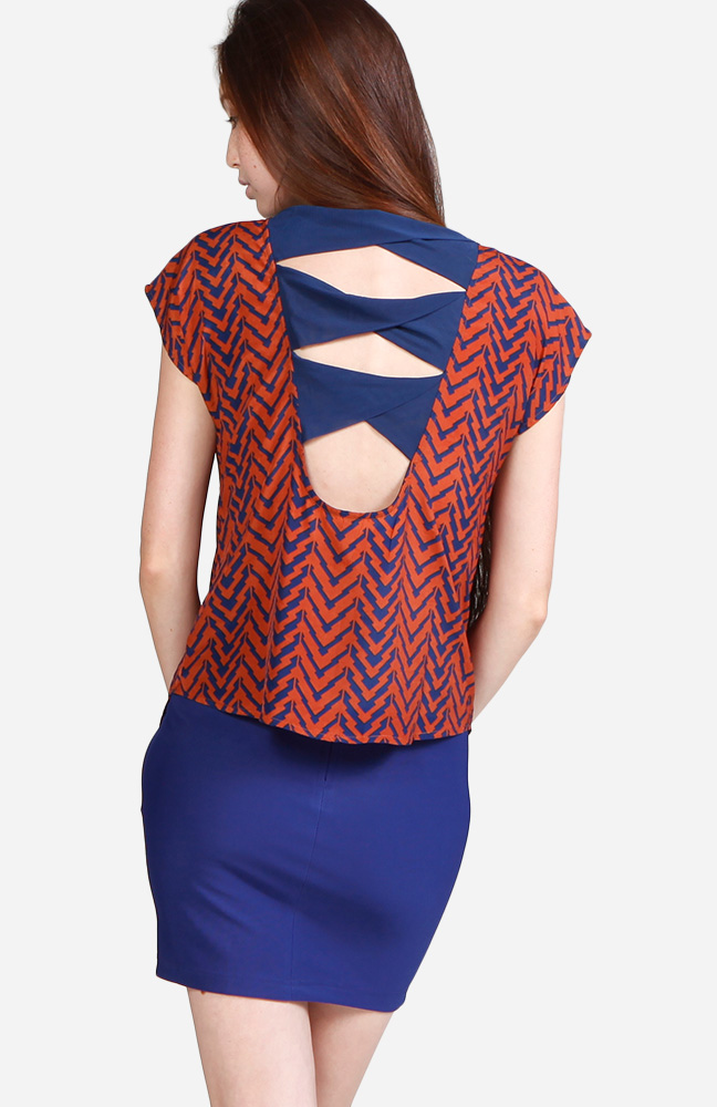 Chevron Top in Navy | DAILYLOOK