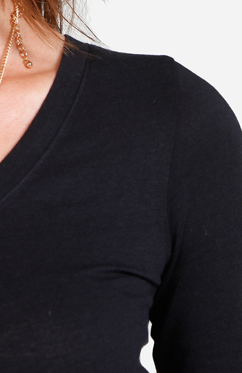 Basic Long Sleeve V-Neck Tee in Black | DAILYLOOK
